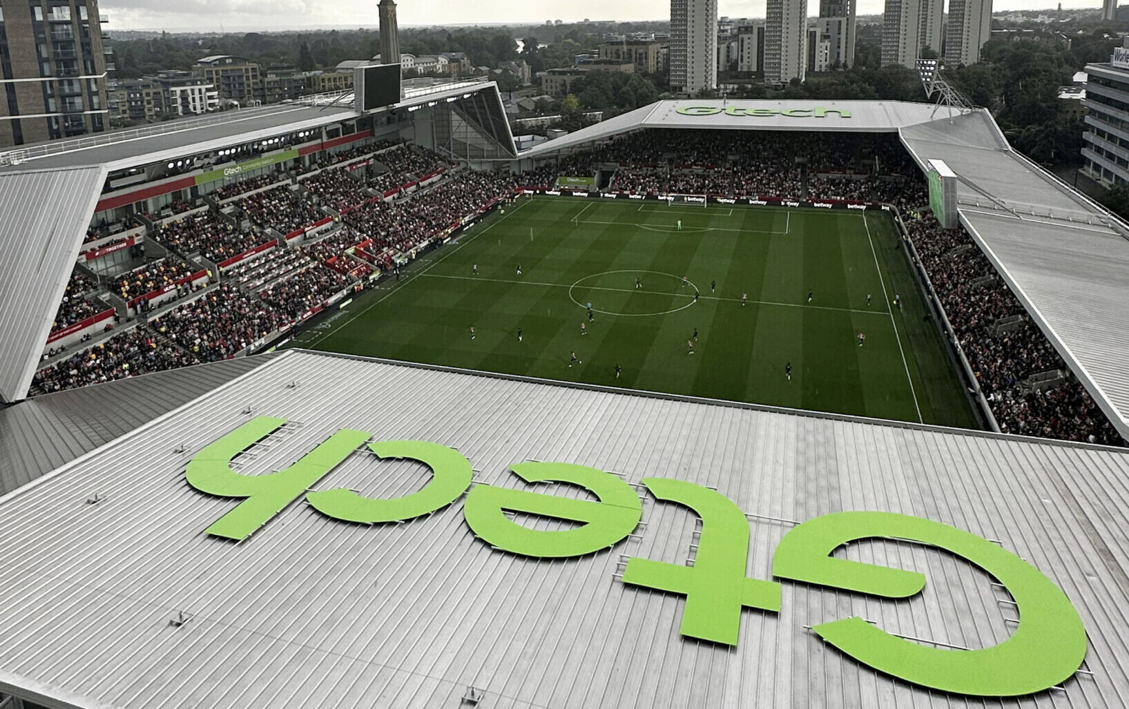 【海外】「サッカー未体験の女性が絶景スタジアムビューの新しいコンドミニアムに感動！」 - Faddist! -海外の楽しいニュースを紹介しています-